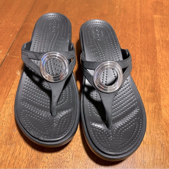 CROCS | Shoes | Crocs Sanrah Beveled Circle Wedge Sandals For Ladies ...